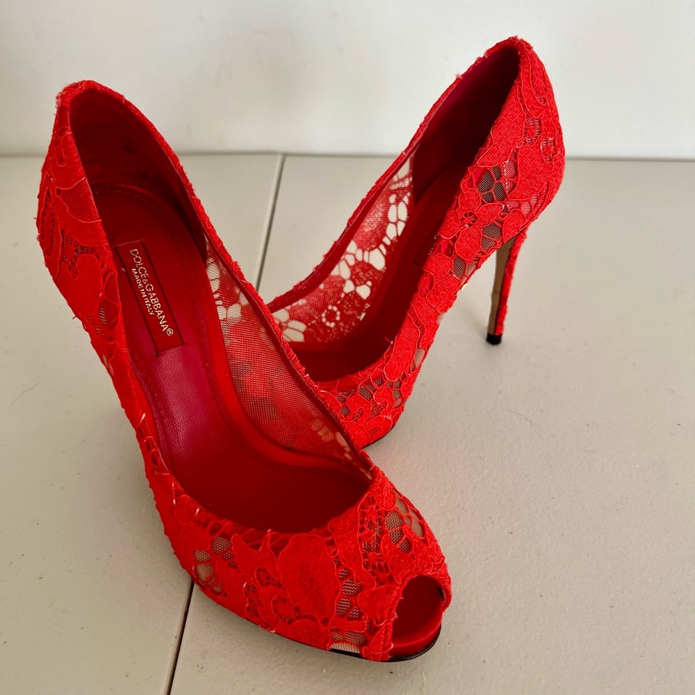 Beautiful Red Lace Dolce & Gabbana Pumps Size 35 - Gem
